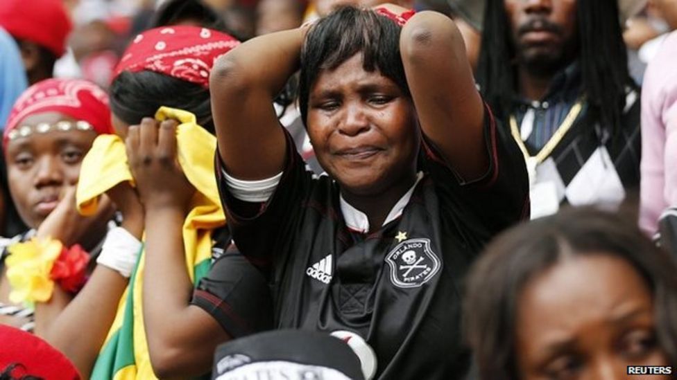 Senzo Meyiwa funeral: South Africa mourns shot footballer - BBC News