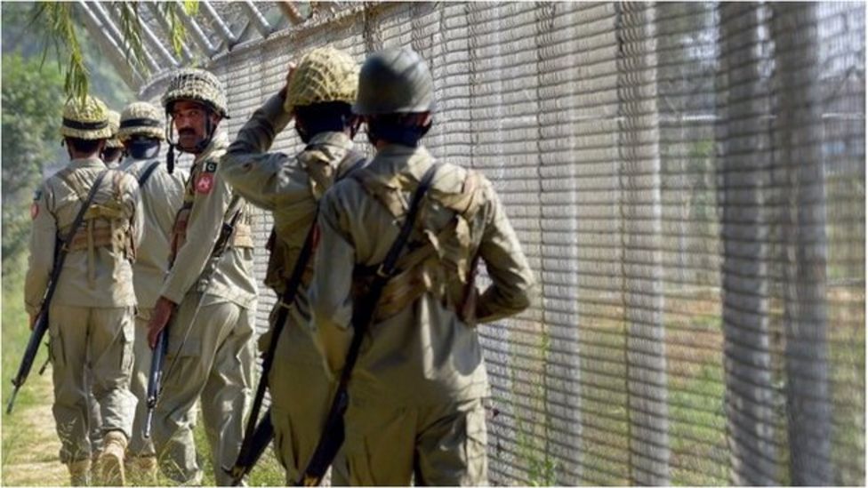 Pakistan bombing: Wagah suicide attack near India border - BBC News