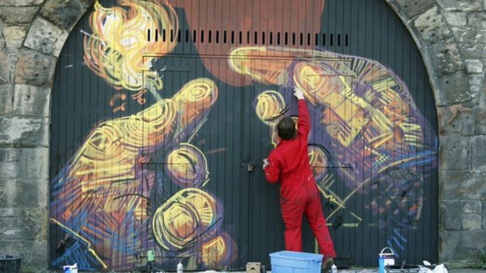 Scotland's largest graffiti art project under way in Edinburgh - BBC News