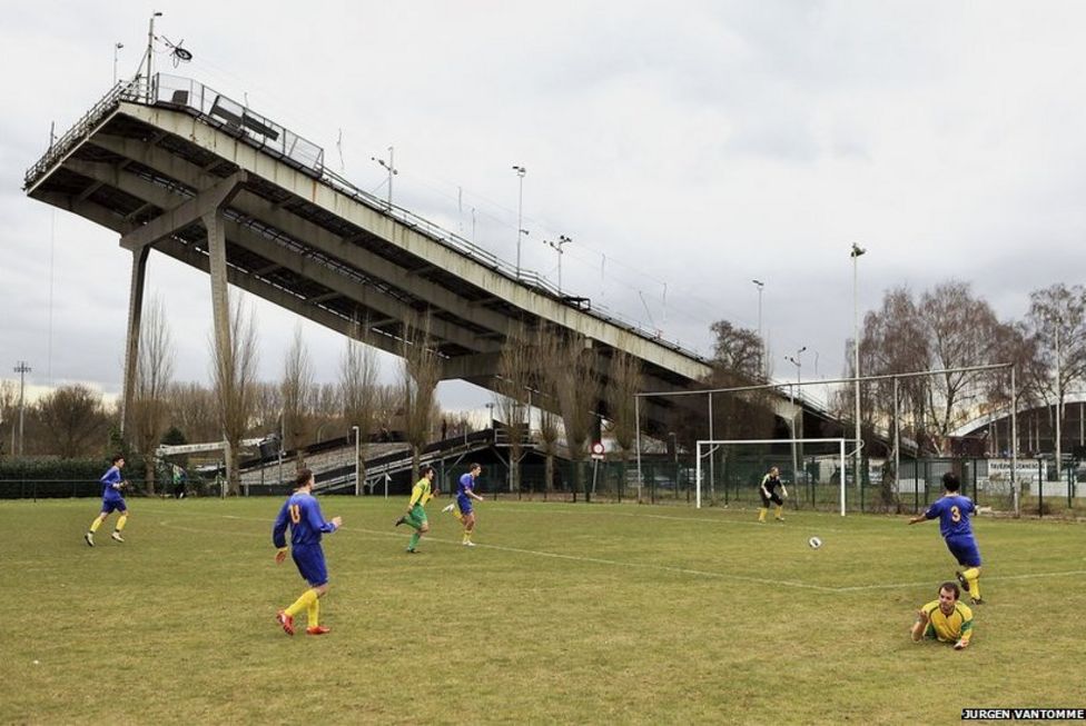 In pictures: Crossing the Field - BBC News