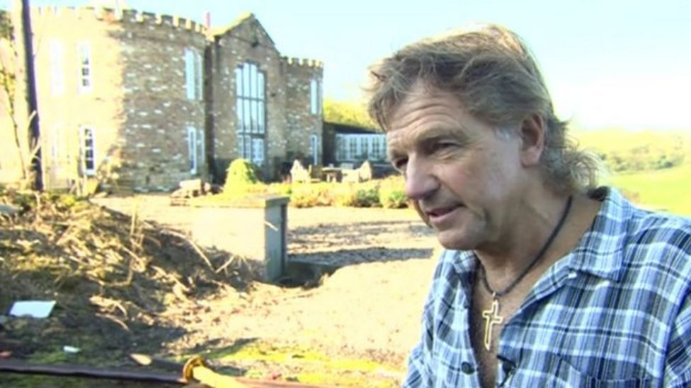 Salfords farmer Robert Fidler's castle battle goes to inquiry - BBC News