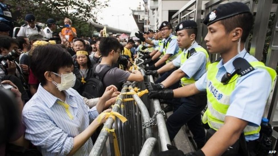 Hong Kong protesters carry out 'yellow ribbon' march - BBC News