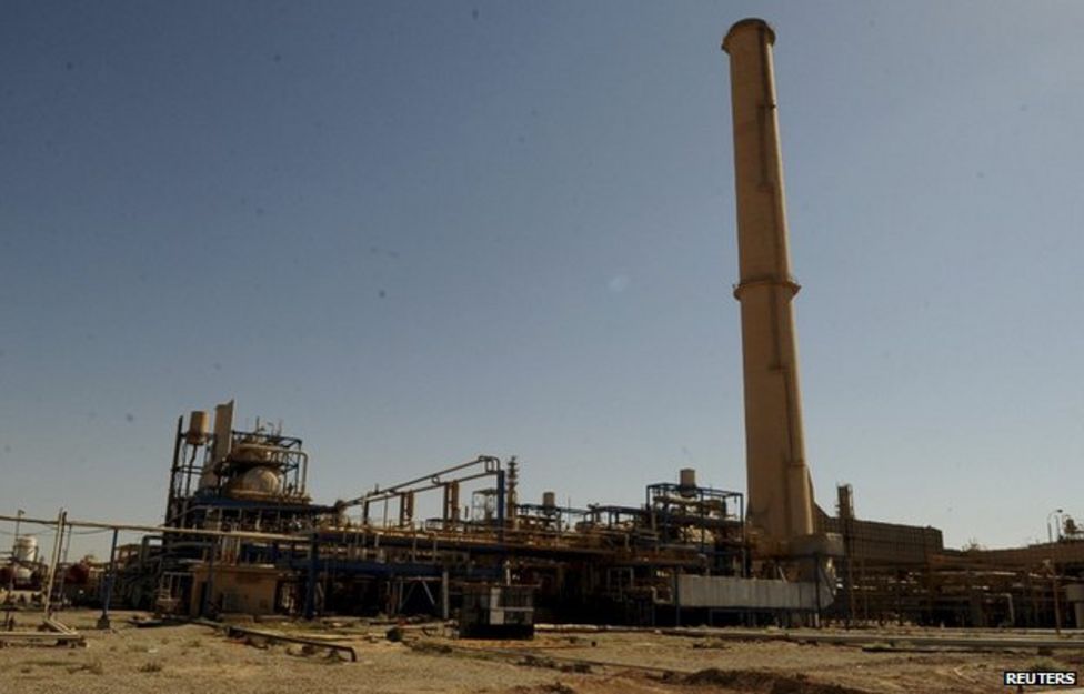 Iraq troops 'seize Baiji oil refinery town centre' from IS - BBC News