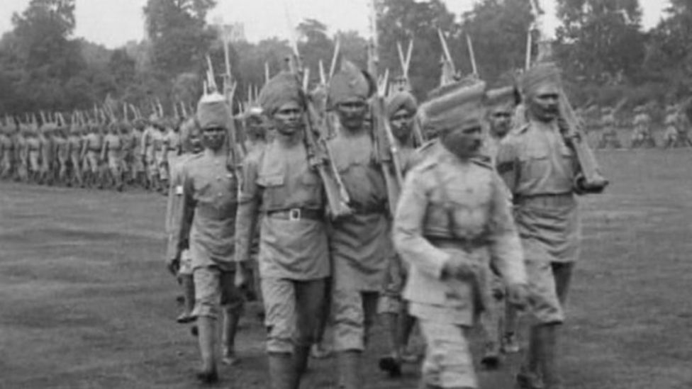 Three generations united by the hell of war - BBC News