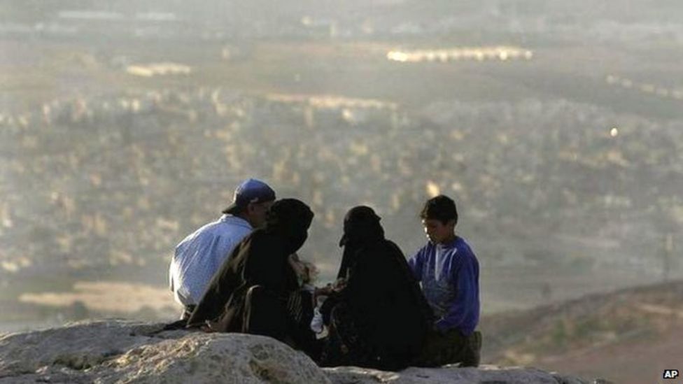 Syria war refugees' key role in telling the story - BBC News