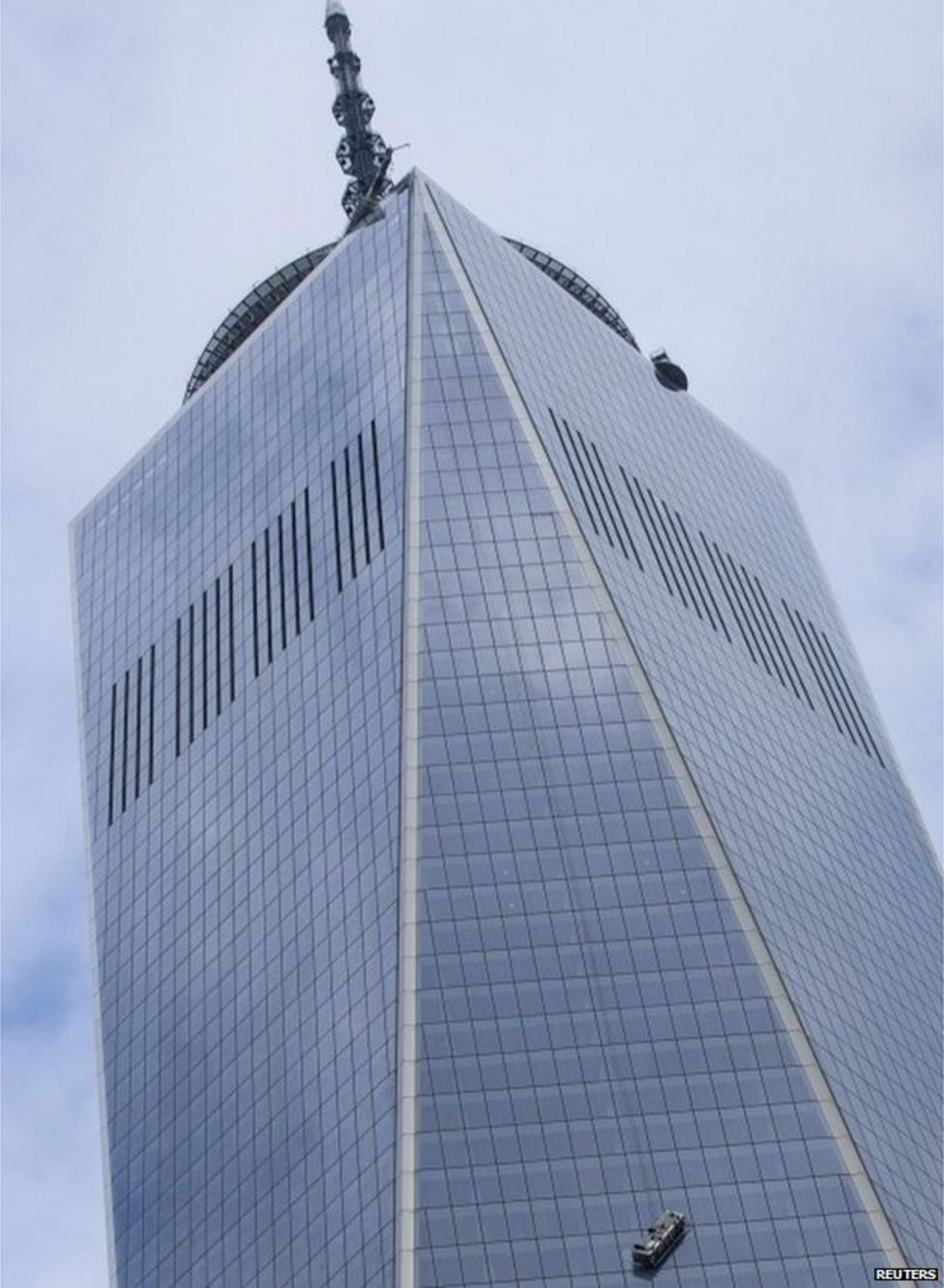 Window washers rescued from high up World Trade Center - BBC News