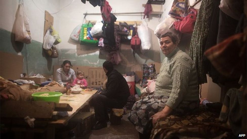 Ukraine crisis: New battle rages at Donetsk airport - BBC News