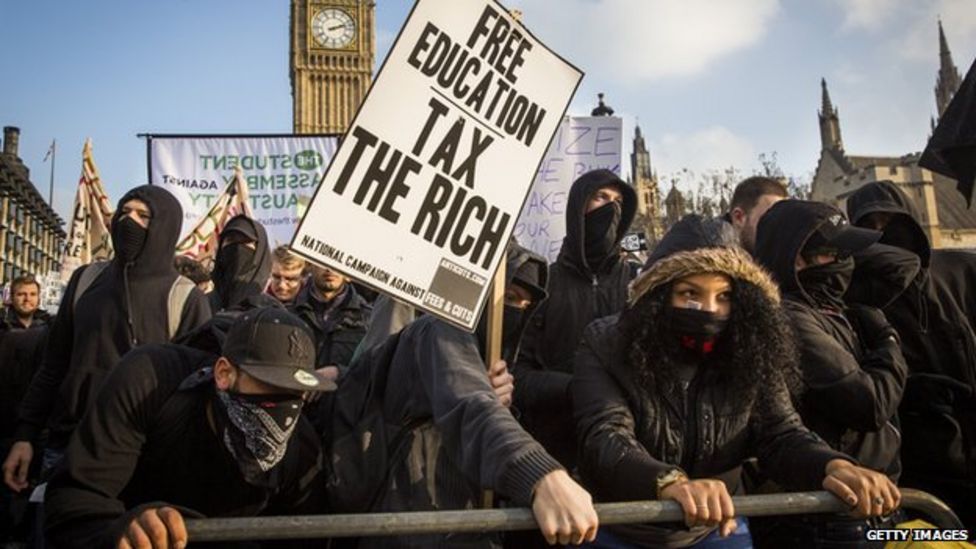 London student demonstration sees arrests and scuffles - BBC News