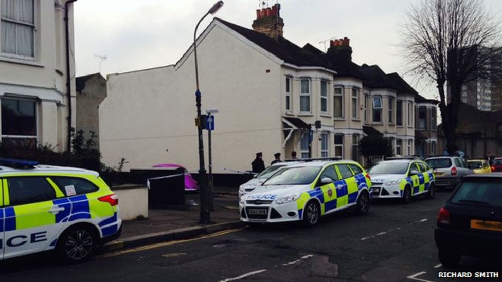 Southend murder probe after stabbing victim dies - BBC News