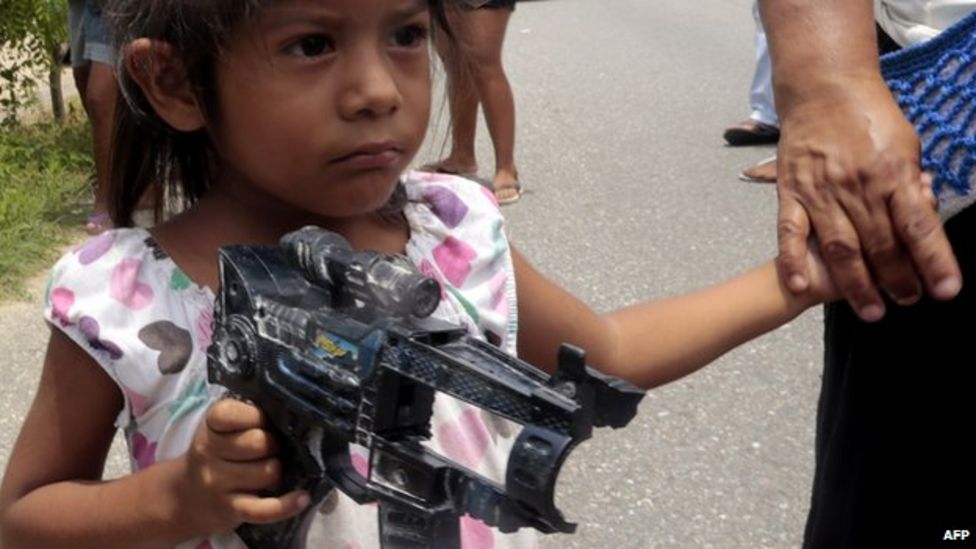 Mexico: Amnesty for children's toy weapons - BBC News