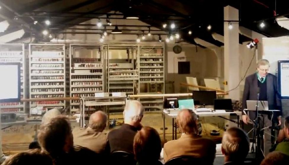 Museum switches on historic computer - BBC News