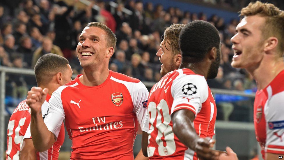 Pictures: Arsenal make Champions League final 16 - BBC Newsround