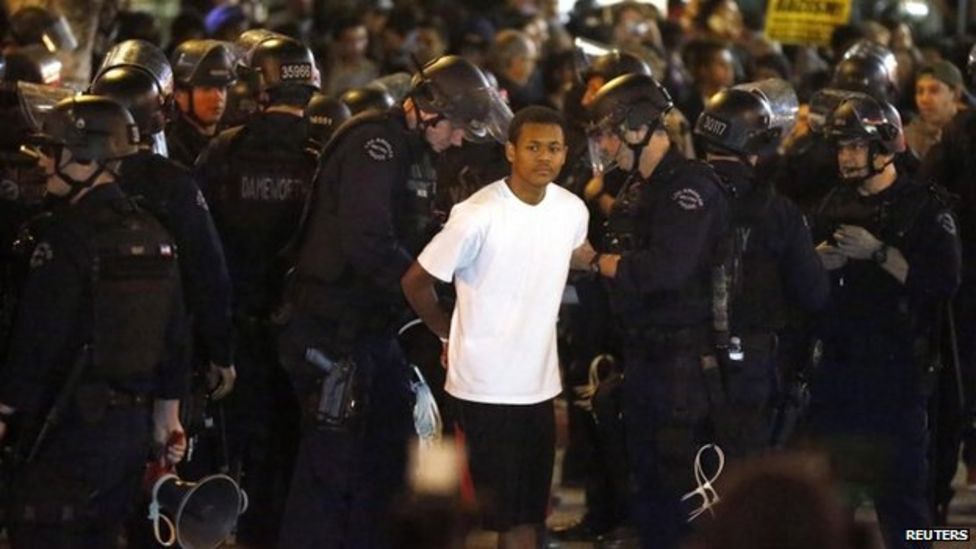 Ferguson shooting: Calm returns on snowy Thanksgiving - BBC News