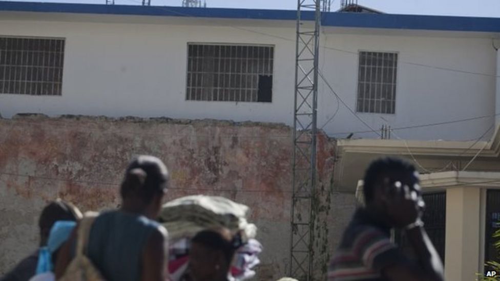 Dozens of Haitian detainees escape from Saint Marc jail - BBC News