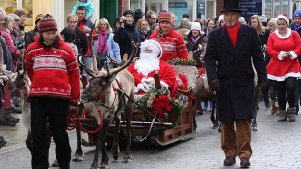 Tech giants Google and Microsoft battle to find Santa - BBC News