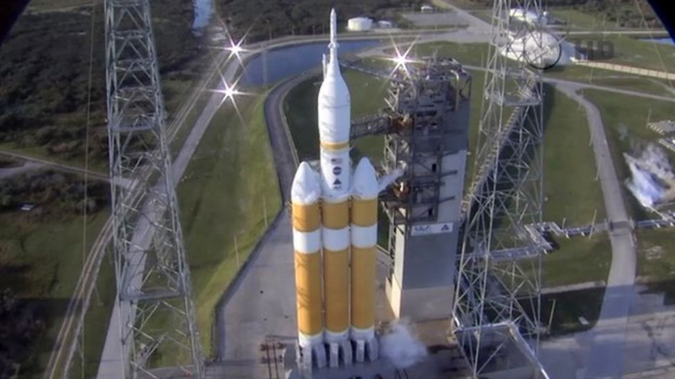 Nasa’s Orion spaceship makes splashdown - BBC News
