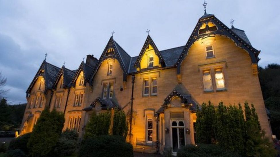 Powys home with 72 Christmas trees and 52 decorated rooms - BBC News