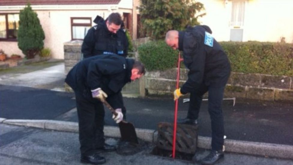 Police continue investigation after Pyle murder arrests - BBC News