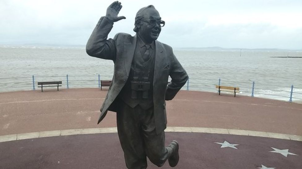 Eric Morecambe statue returns after attempted theft - BBC News