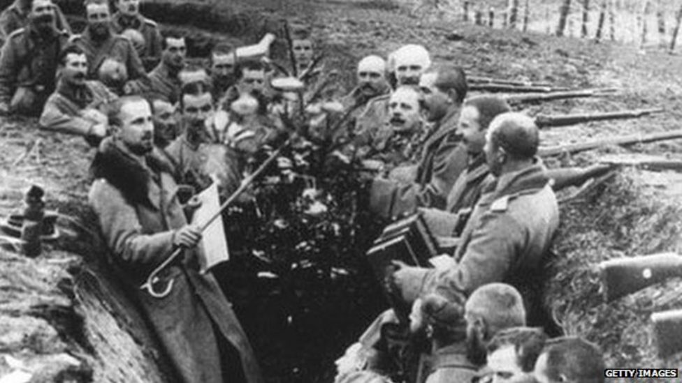 WW1 Christmas truce is re-enacted by Welsh and German soldiers - BBC News