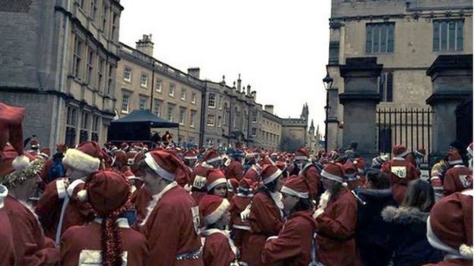 Oxford Santa Run: 1,700 Santas race through city - BBC News