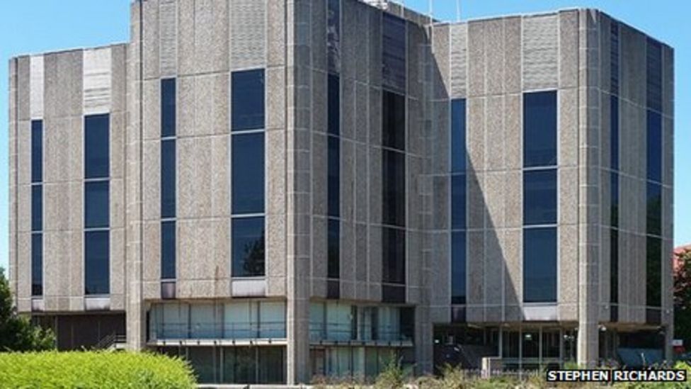 Reading Borough Council moves to new building in Bridge Street - BBC News