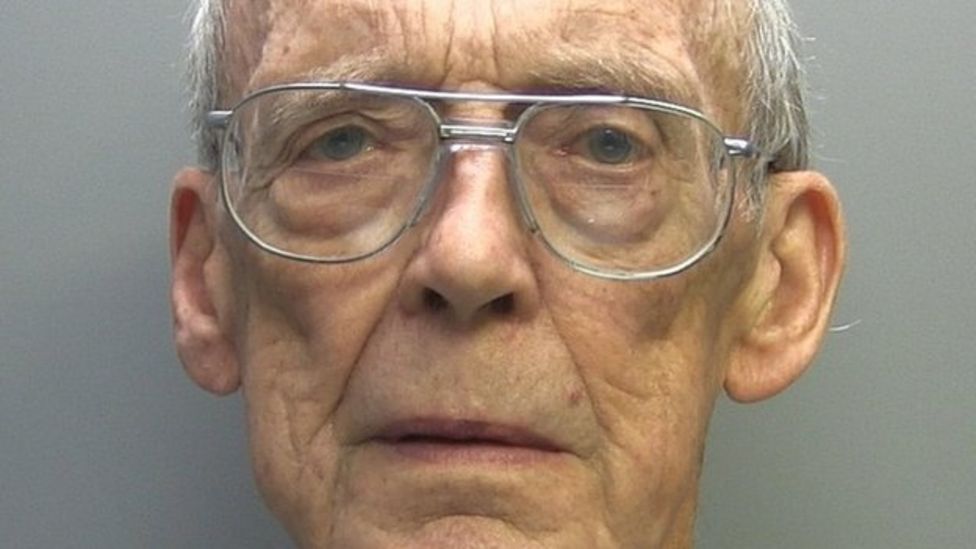 Murder accused pensioner John Parry goes missing - BBC News