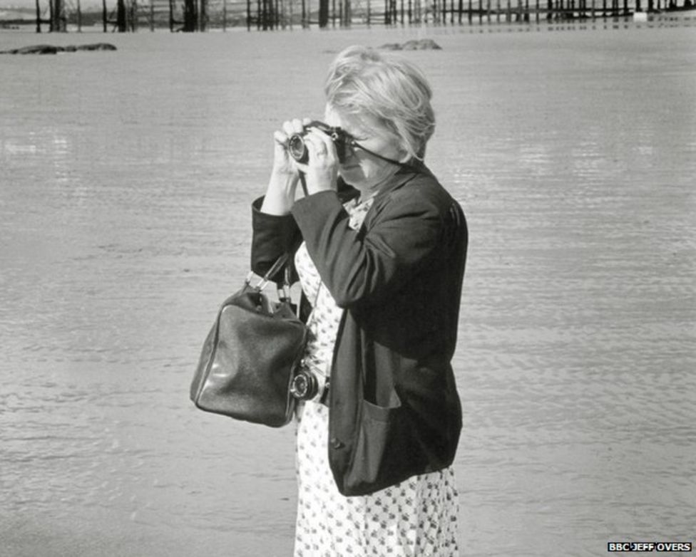 Observer newspaper photographer Jane Bown dies aged 89 - BBC News