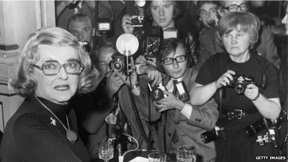 Observer newspaper photographer Jane Bown dies aged 89 - BBC News
