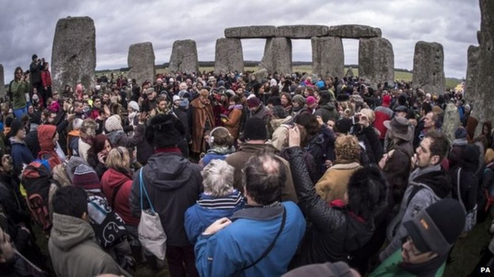 Winter Solstice: Stonehenge crowd gathers for sunrise - BBC News