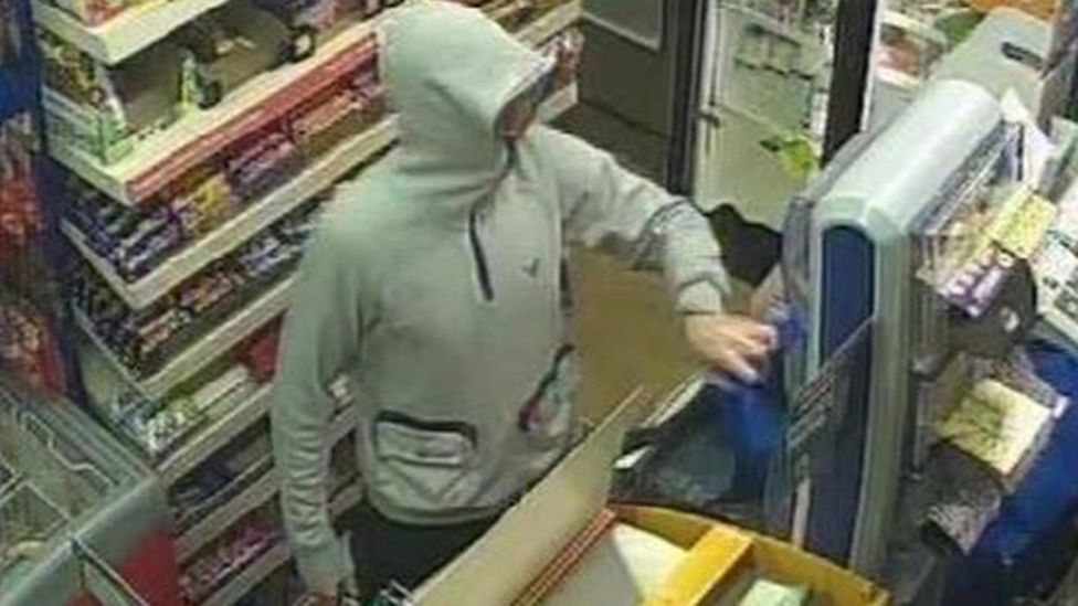 CCTV image of Aberdeen robbery bid released - BBC News