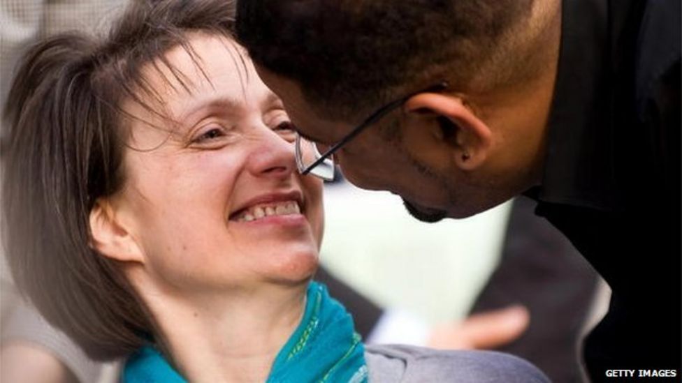 Debbie Purdy: Pain 'too much' for right-to-die campaigner - BBC News