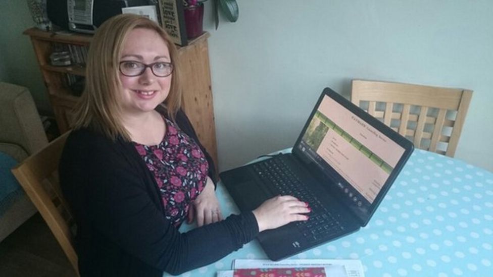 Border Force officer Emma Callan praised as volunteer - BBC News