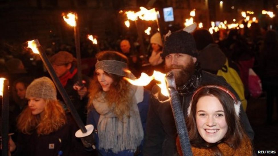 Thousands join Hogmanay celebrations across Scotland - BBC News