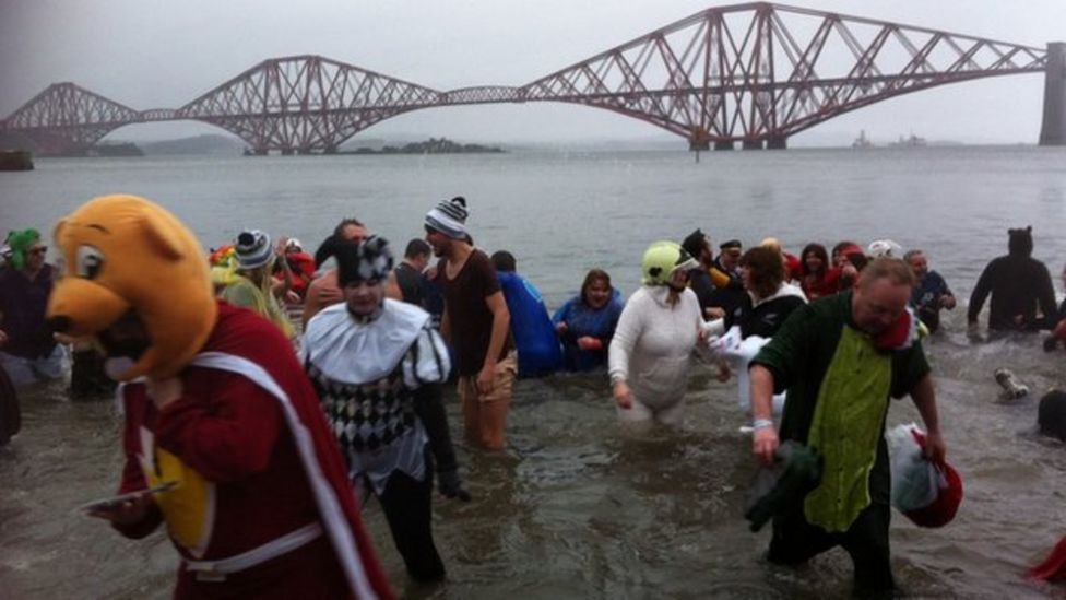 'Loony Dookers' take the plunge - BBC News