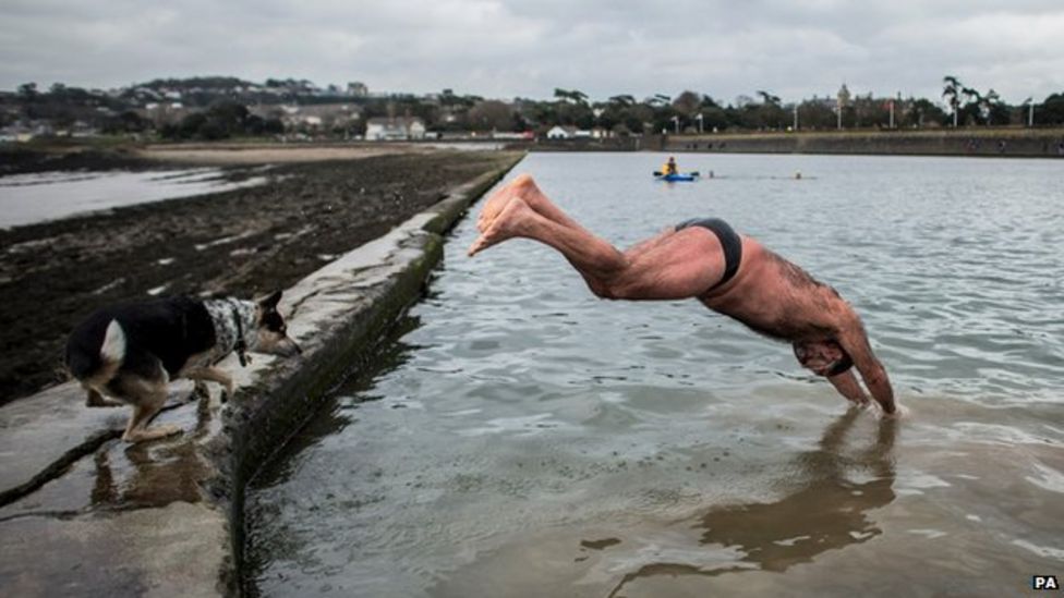 Swimmers brave chilly waters for Clevedon Marina swim - BBC News