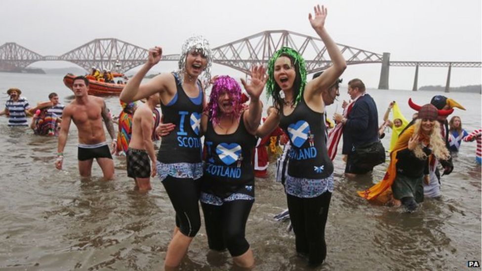 'Loony Dookers' take the plunge - BBC News