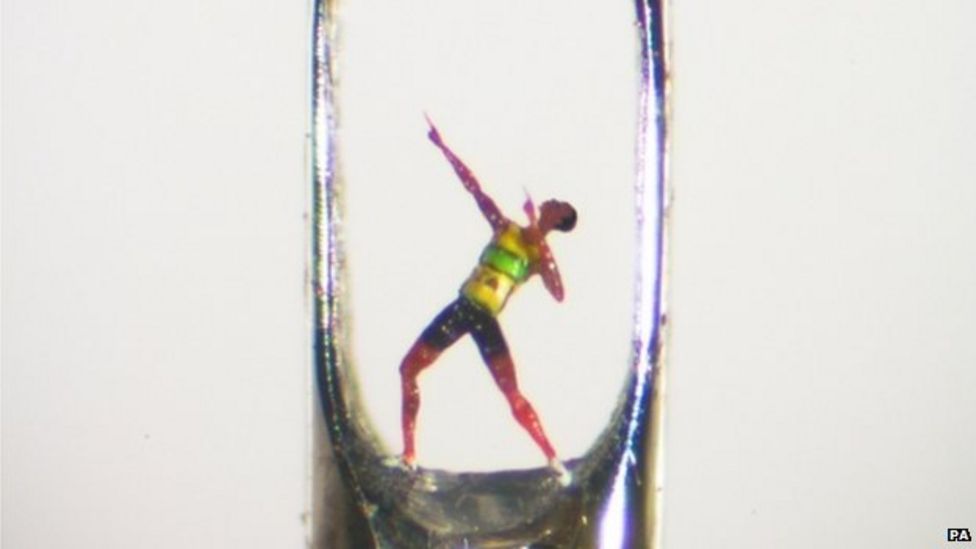 Willard Wigan's microscopic artworks exhibited in Birmingham - BBC News