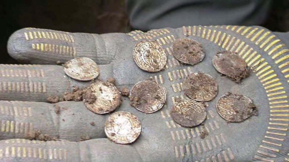 Buckinghamshire ancient coin hoard find 'unprecedented' - BBC News