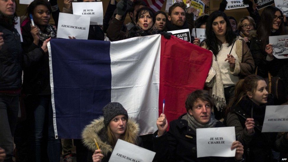 In pictures: Vigils held after Paris attack - BBC News