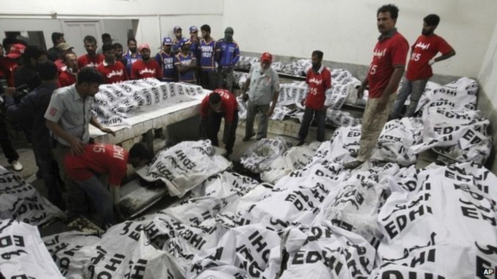 Dozens die in bus crash near Pakistani city of Karachi - BBC News