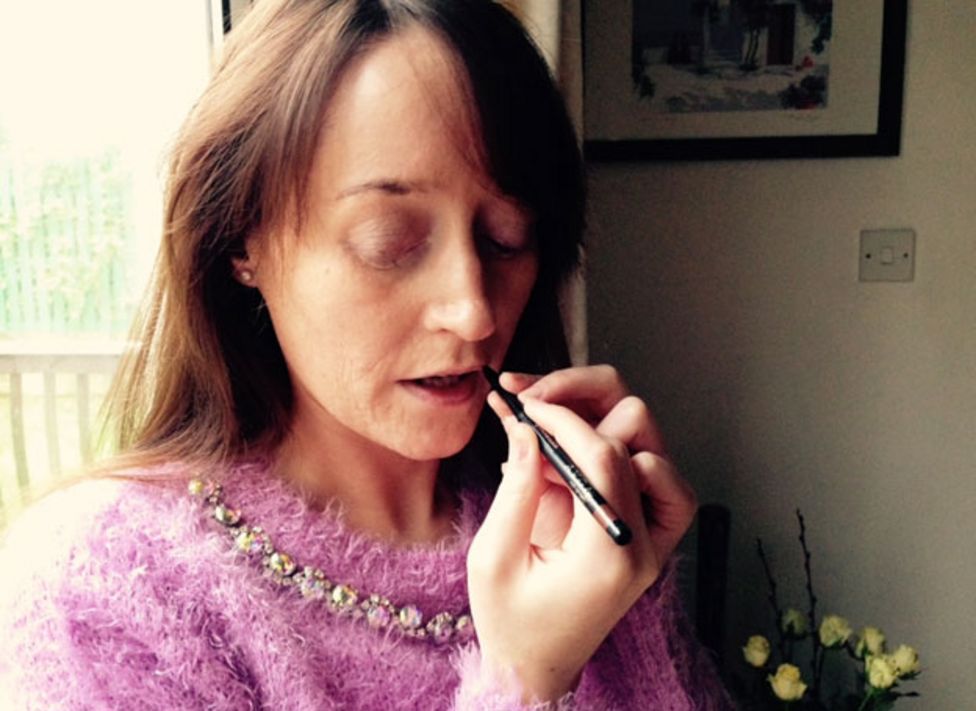 How do blind people put on their make-up? - BBC News