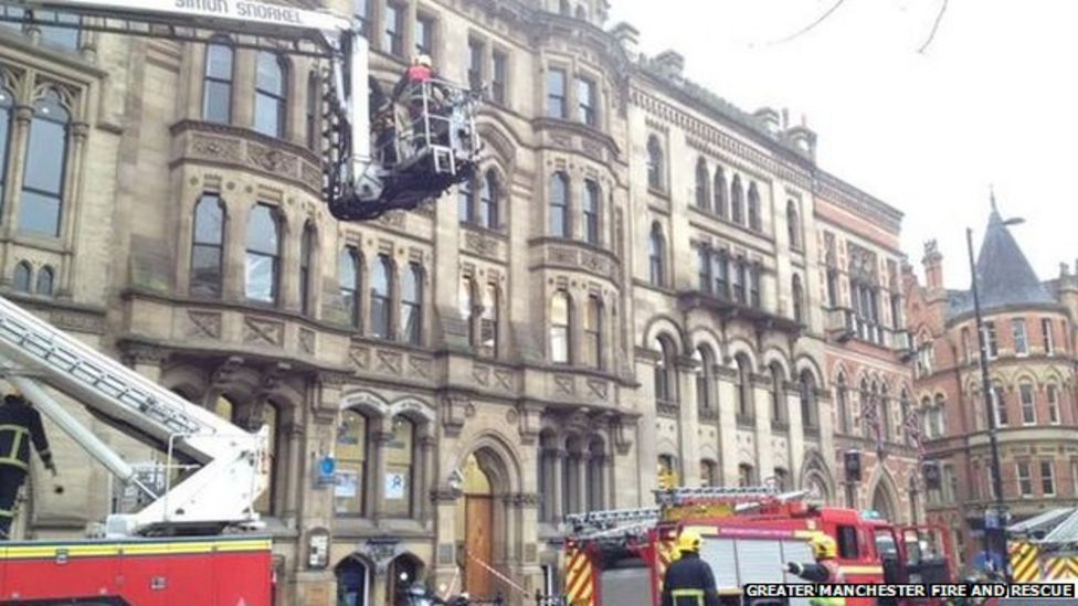 Firefighters tackle restaurant fire in Albert Square, Manchester - BBC News