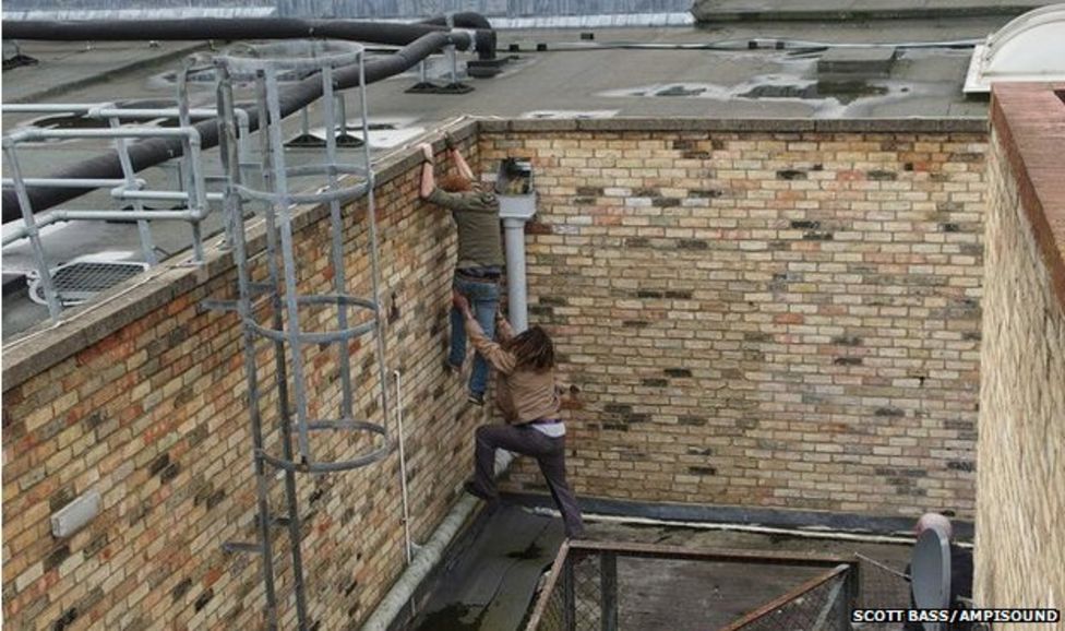 Dying Light: Millions view Cambridge zombie rooftop pursuit - BBC News