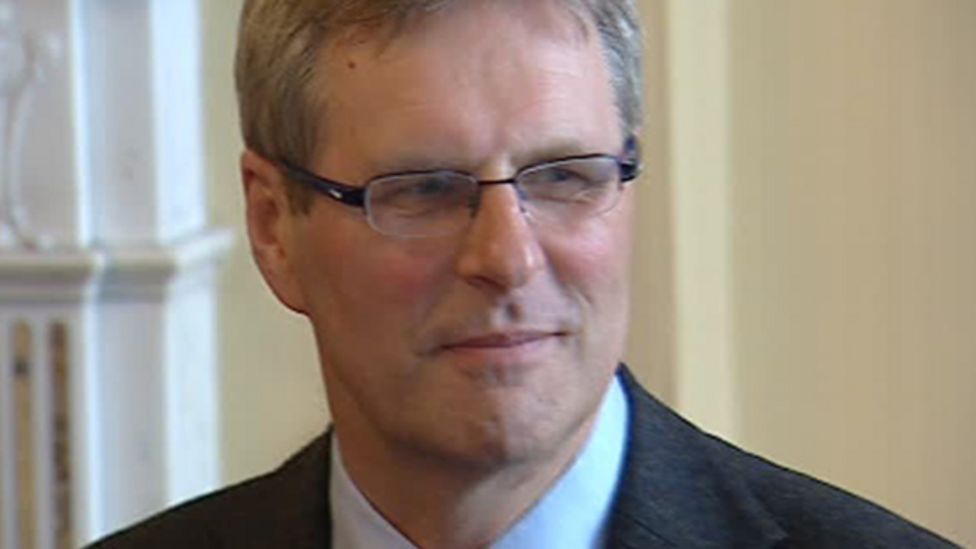 Top Scots civil servant Sir Peter Housden to step down - BBC News