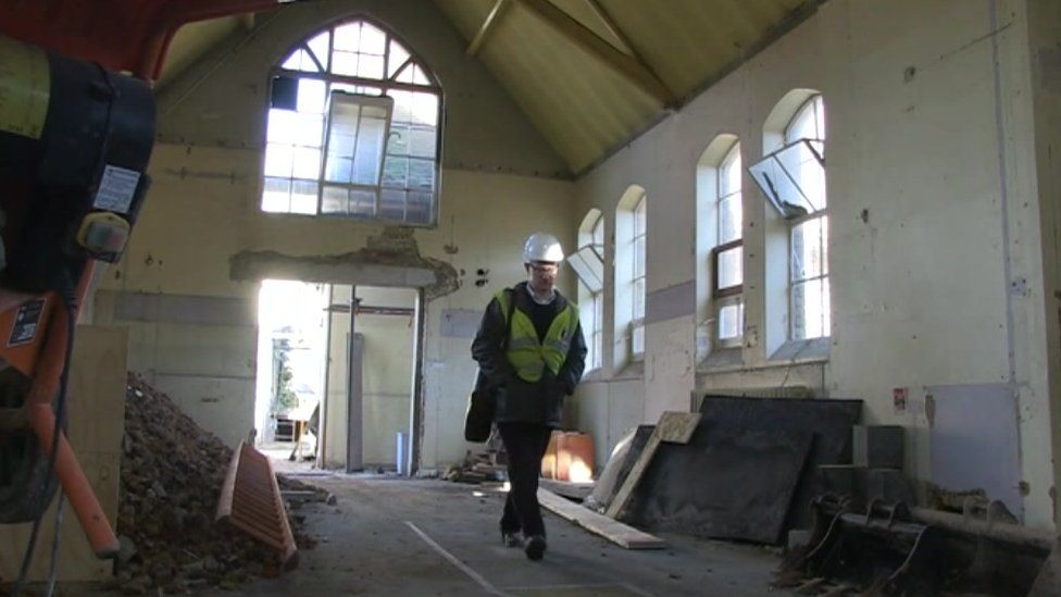 Cinema screens return to medieval town of Rye - BBC News