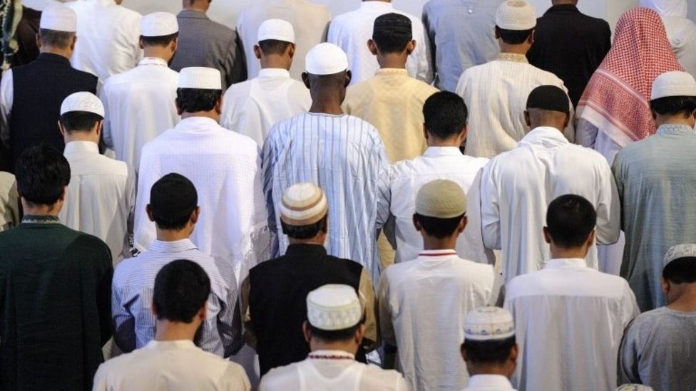 Most British Muslims 'oppose Muhammad cartoons reprisals' - BBC News