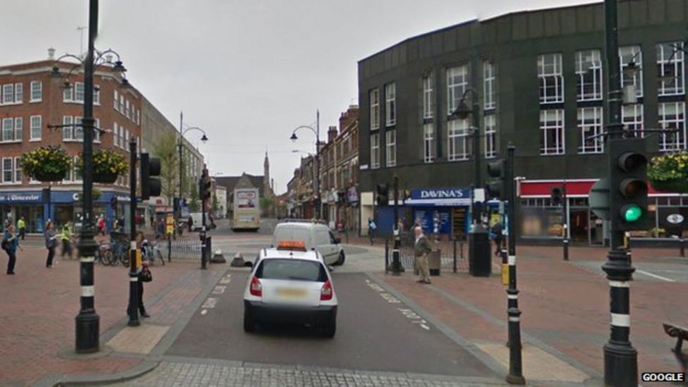 Reading junction's traffic lights switched off - BBC News