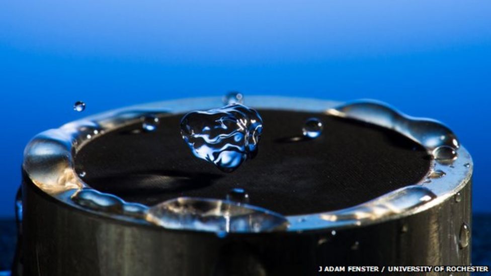 Laser-etched metal 'bounces' water - BBC News