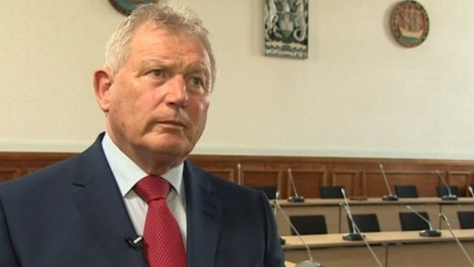Isle of Wight council leader Ian Stephens steps down - BBC News